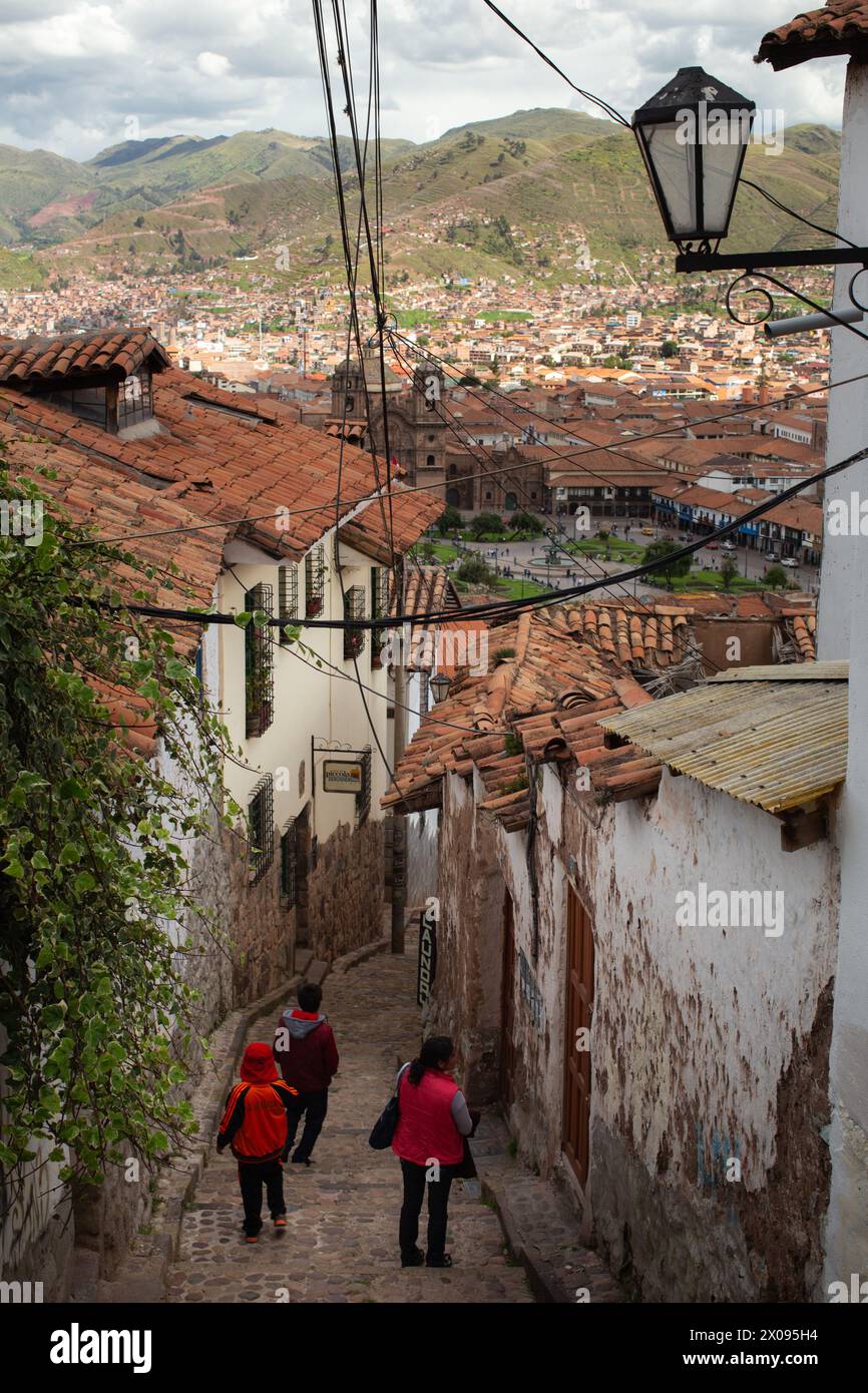 Walking the historic city streets of cusco city in Peruvian Andes ...