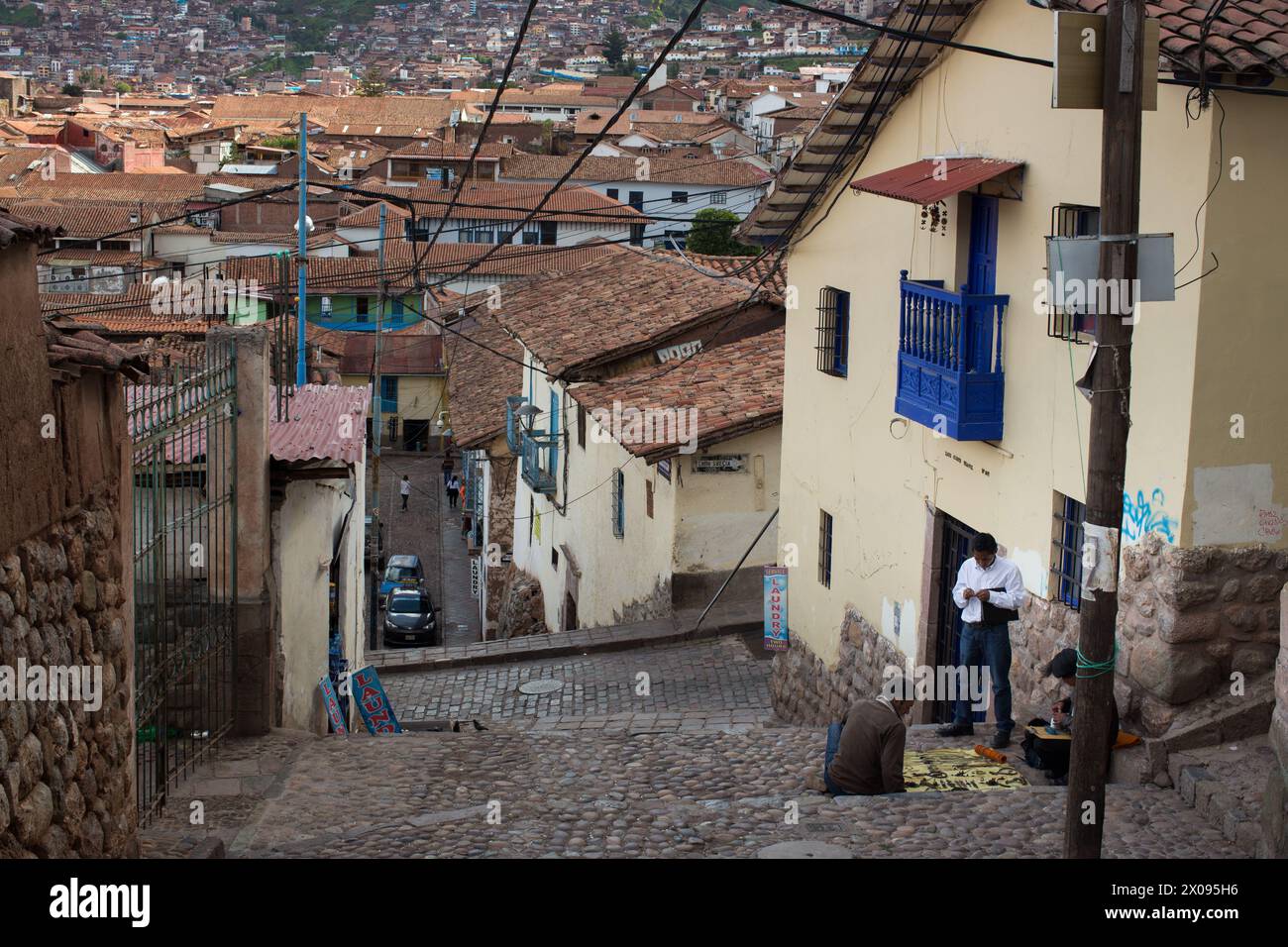 Walking the historic city streets of cusco city in Peruvian Andes ...