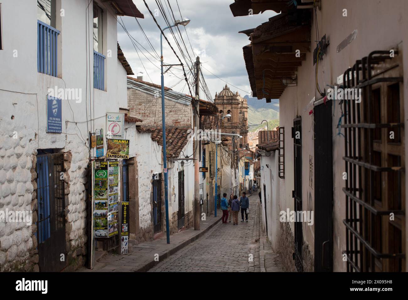 Walking the historic city streets of cusco city in Peruvian Andes ...