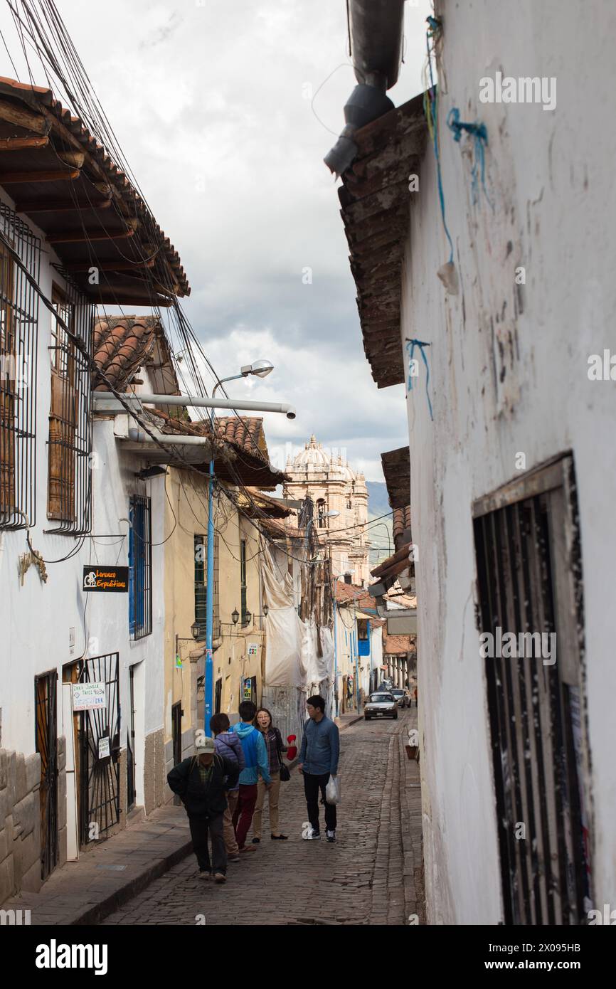 Walking the historic city streets of cusco city in Peruvian Andes ...