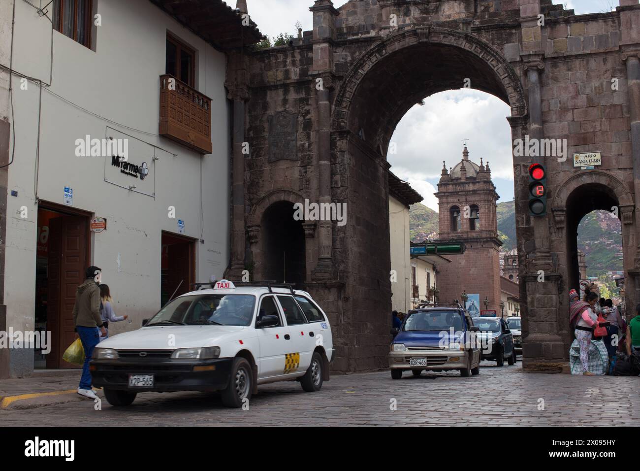 Walking the historic city streets of cusco city in Peruvian Andes ...
