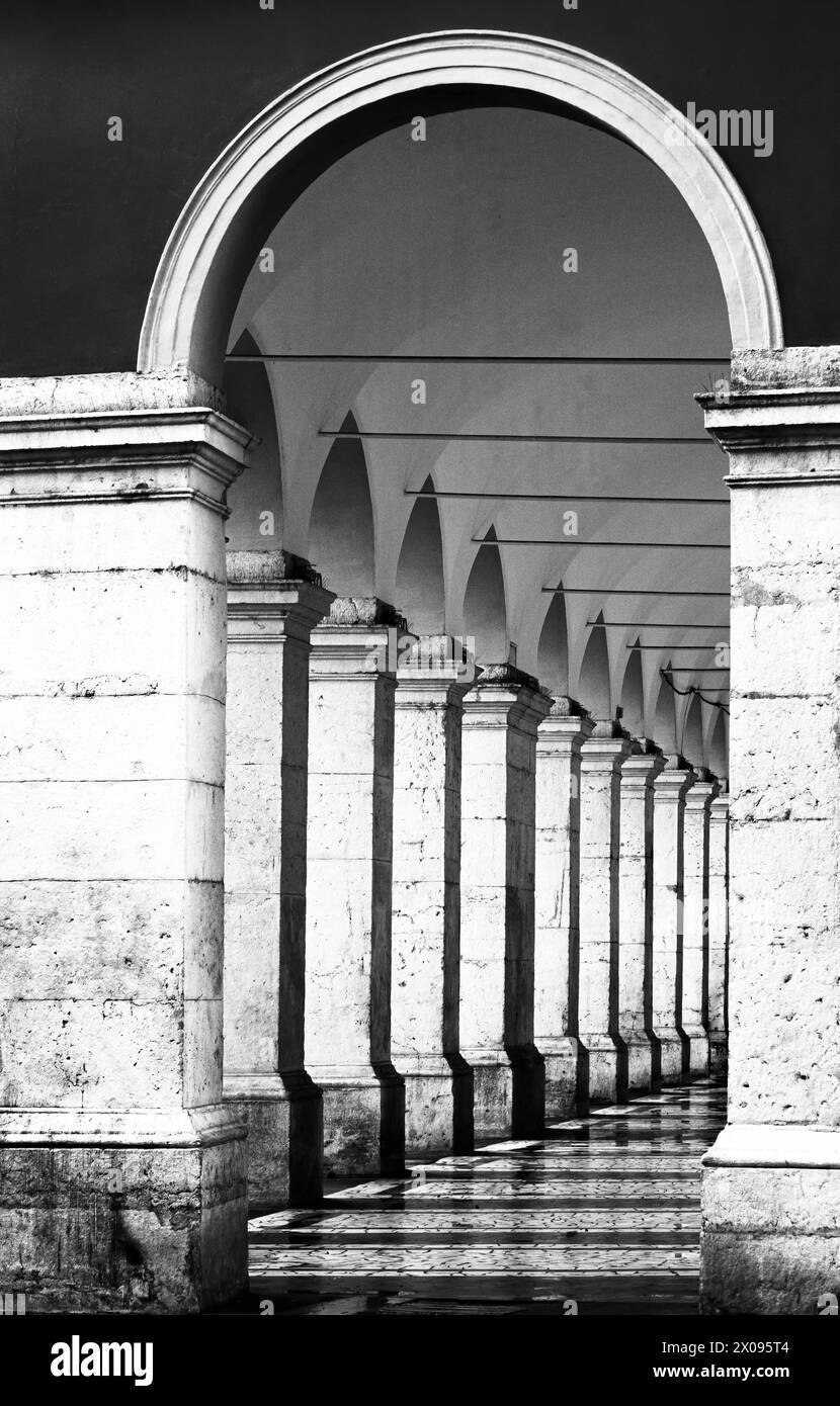 Repeating arches hi-res stock photography and images - Alamy