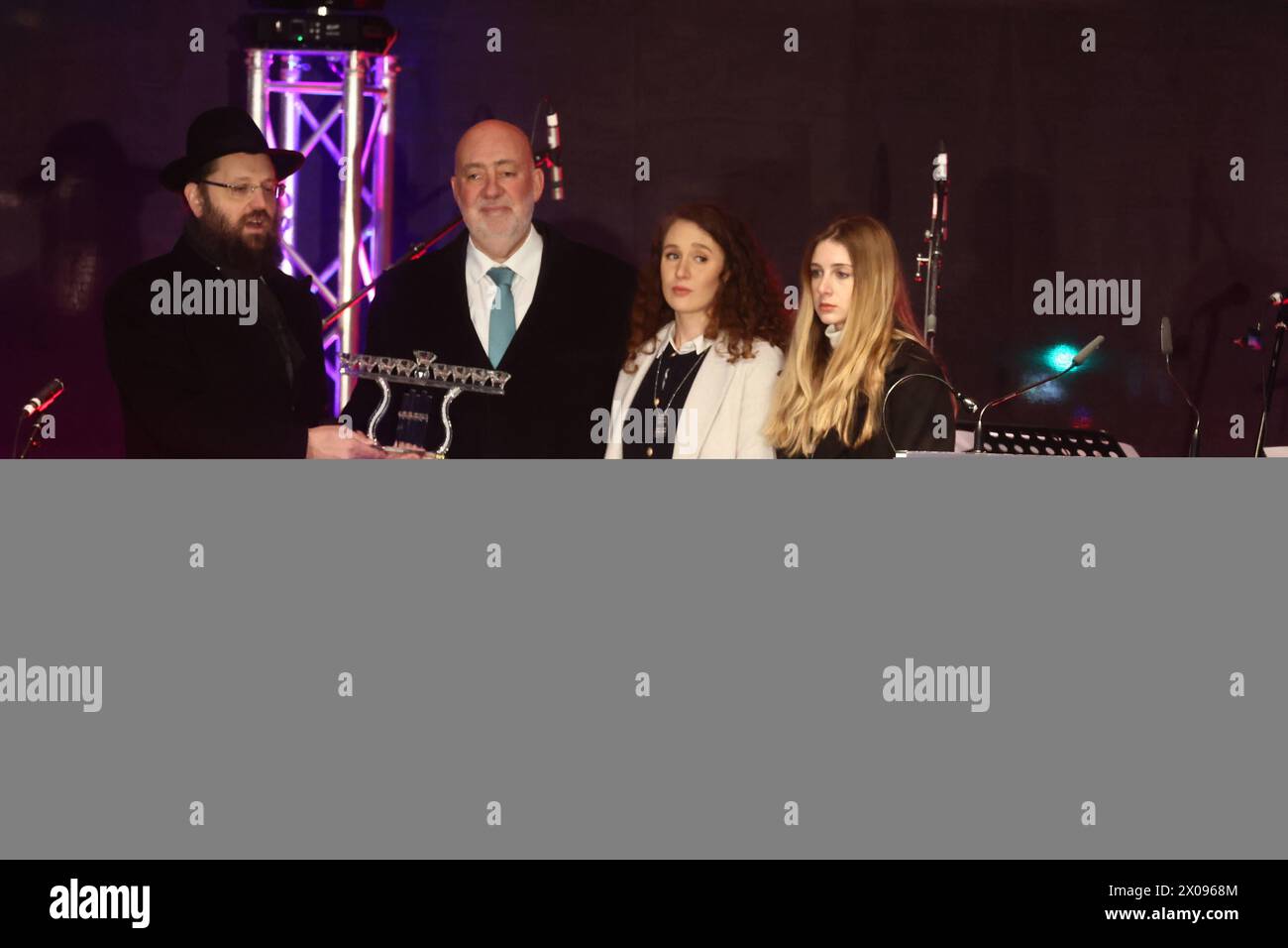 Rabbi Yehuda Teichtal, der Isrelische Botschafter Ron Prosor und ...