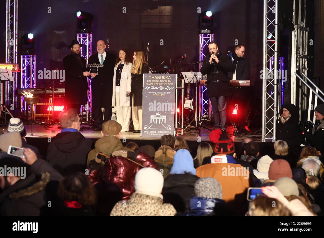 Rabbi Yehuda Teichtal, der Isrelische Botschafter Ron Prosor und ...