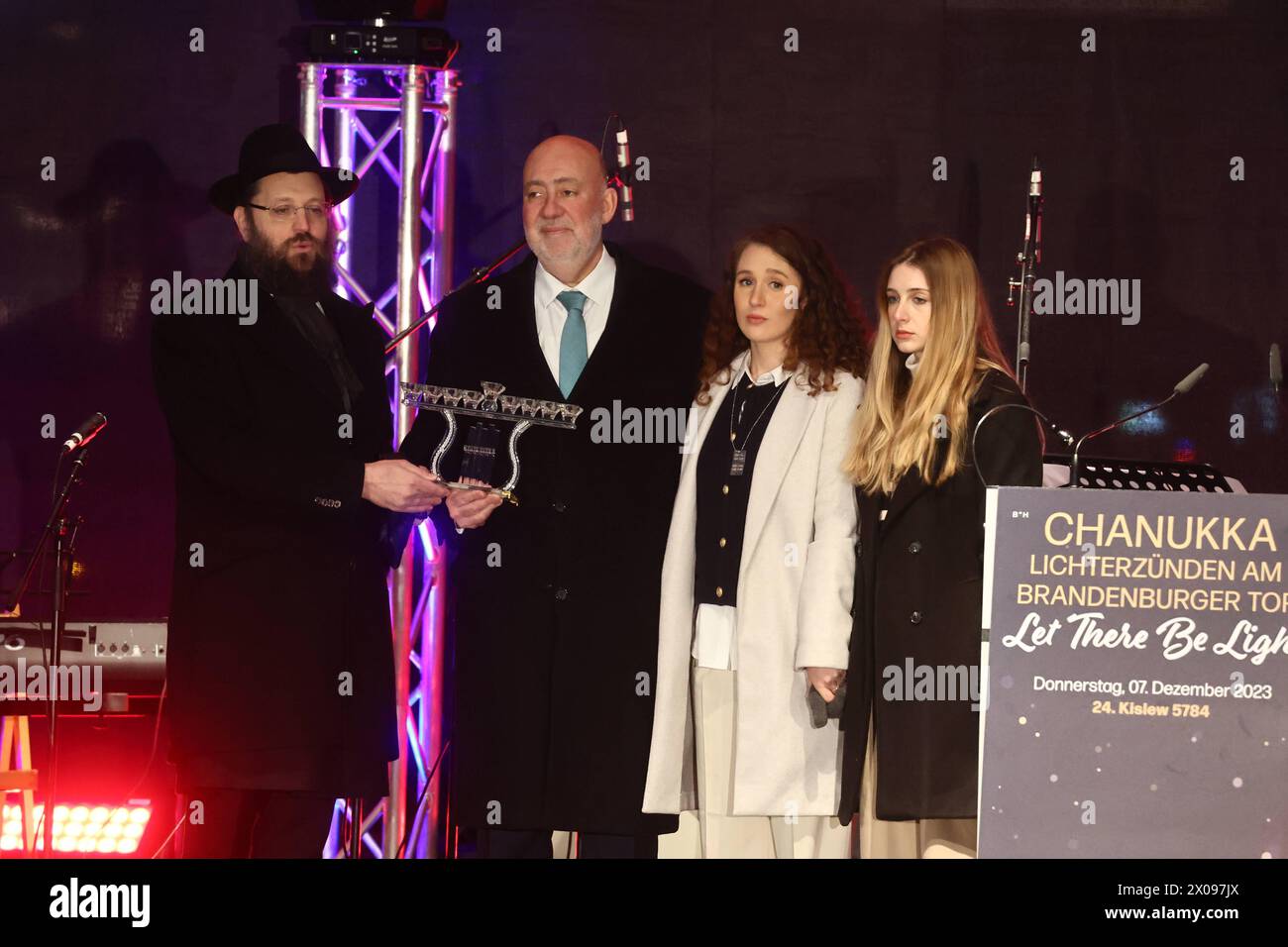 Rabbi Yehuda Teichtal, der Isrelische Botschafter Ron Prosor und ...