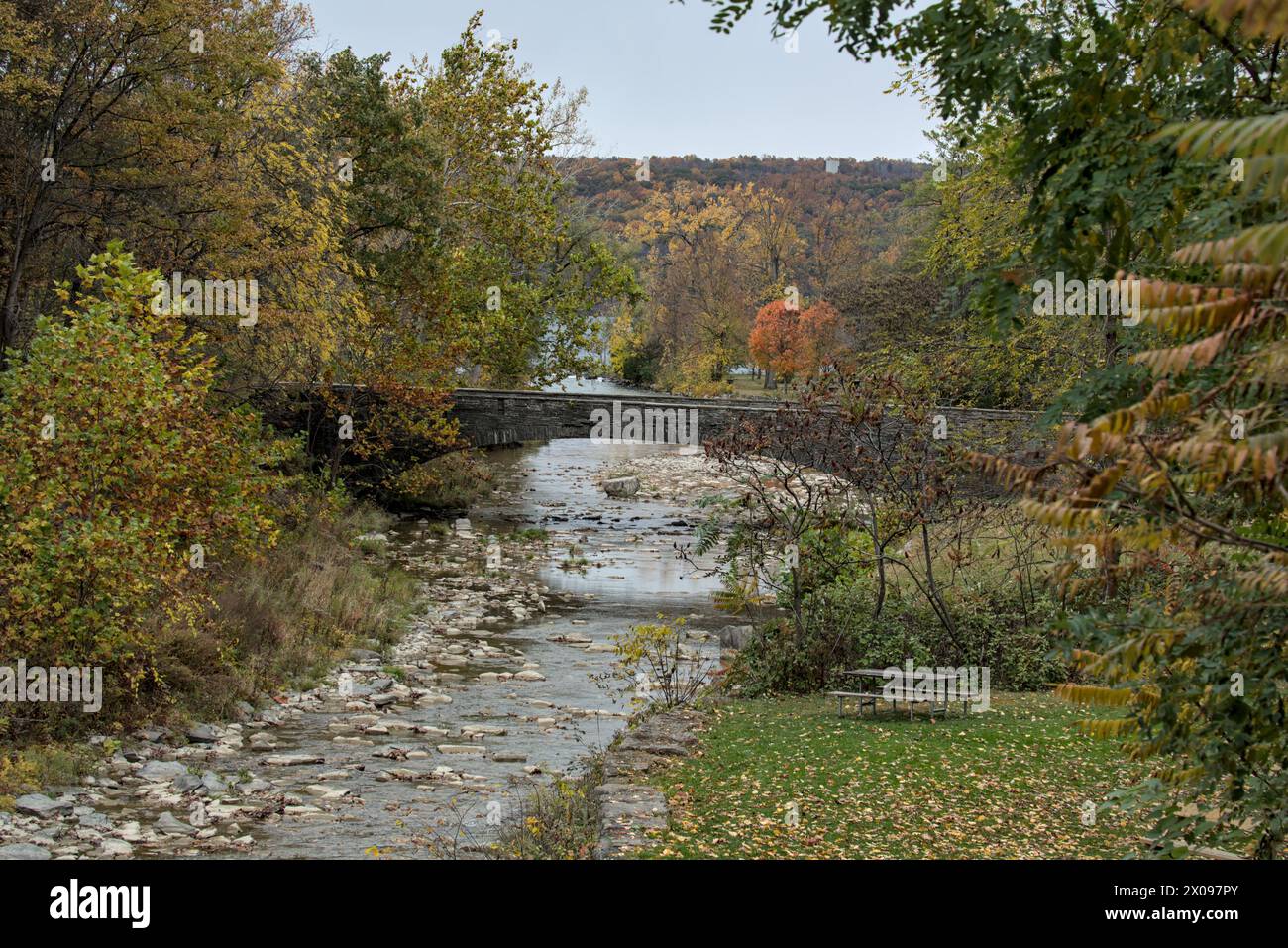 waterfall at Taughannock Falls State Park (huge beautiful gorge) Finger ...