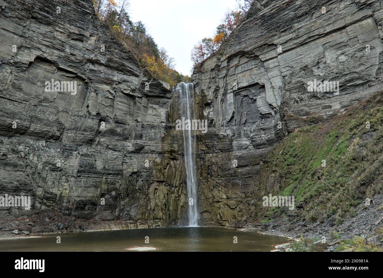 waterfall at Taughannock Falls State Park (huge beautiful gorge) Finger ...