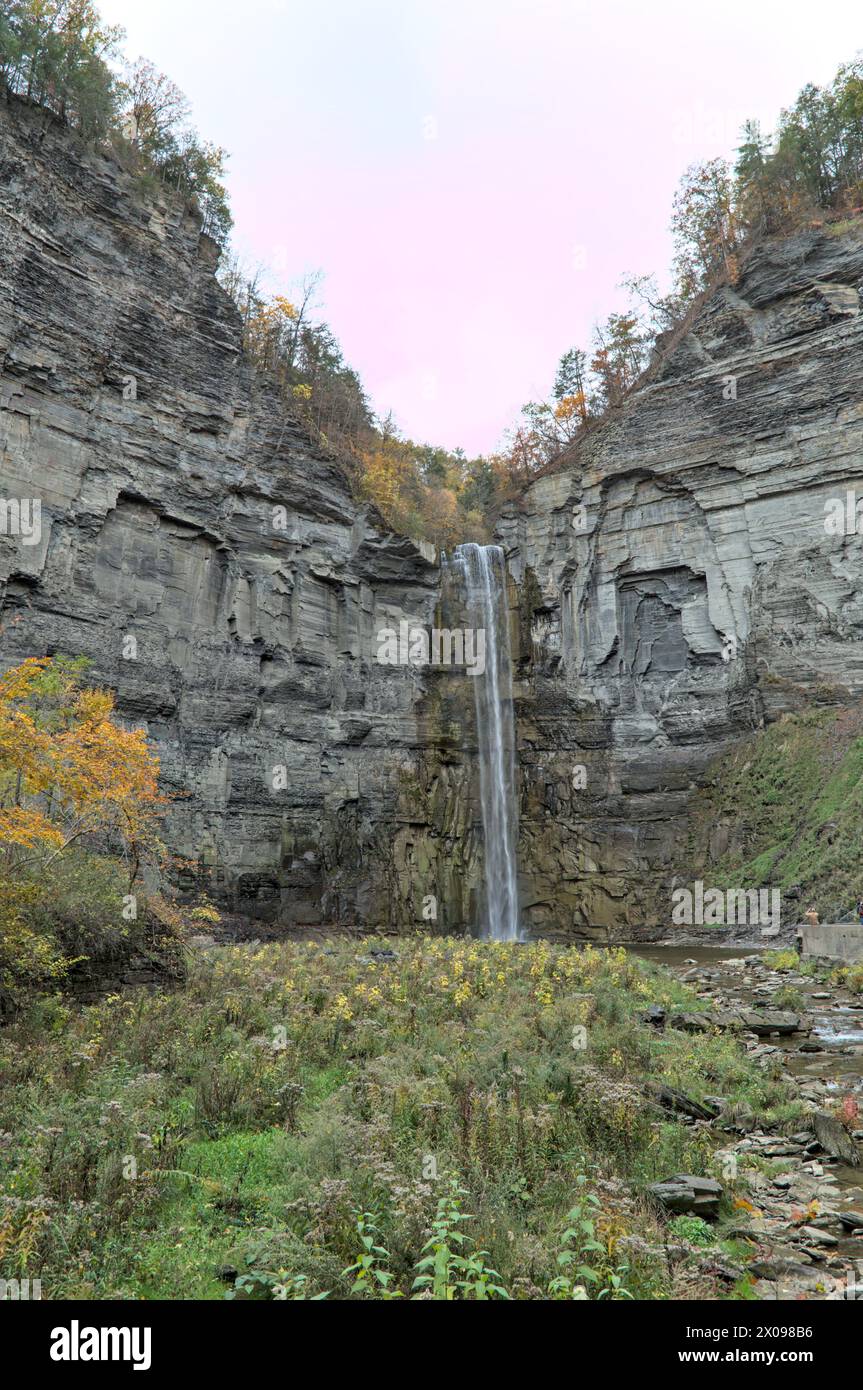 waterfall at Taughannock Falls State Park (huge beautiful gorge) Finger ...