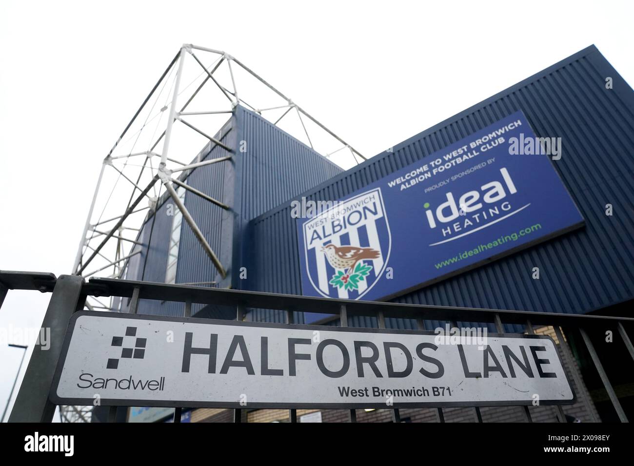 Halfords lane hi-res stock photography and images - Alamy