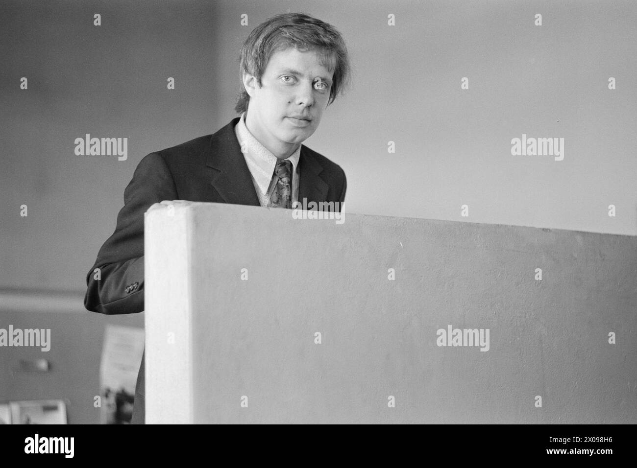 Aktuell 19 - 3 - 1973: Kneblet bak mureneVerden bak murene er hard og ...