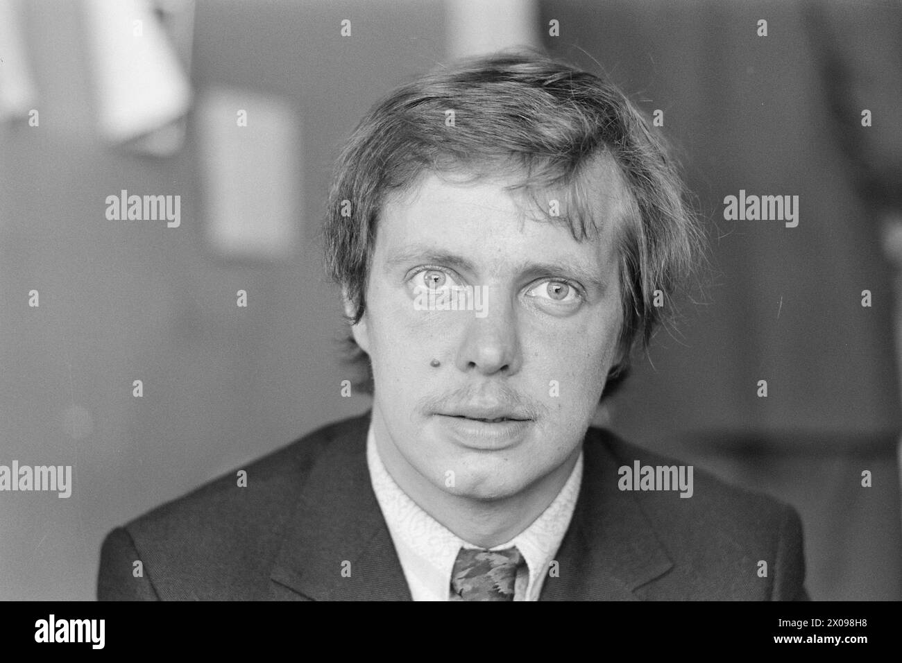 Aktuell 19 - 3 - 1973: Kneblet bak mureneVerden bak murene er hard og ...