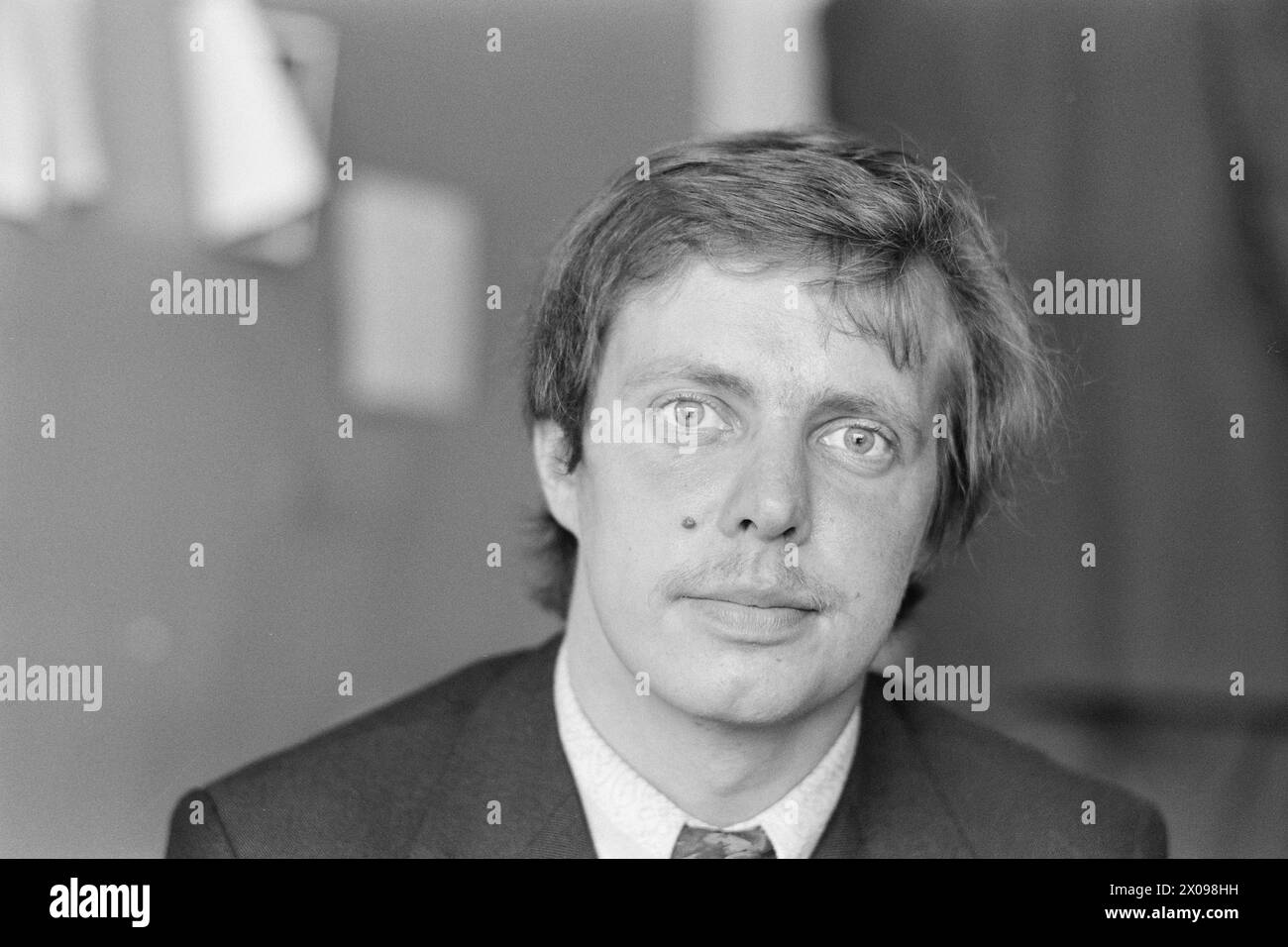 Aktuell 19 - 3 - 1973: Kneblet bak mureneVerden bak murene er hard og ...