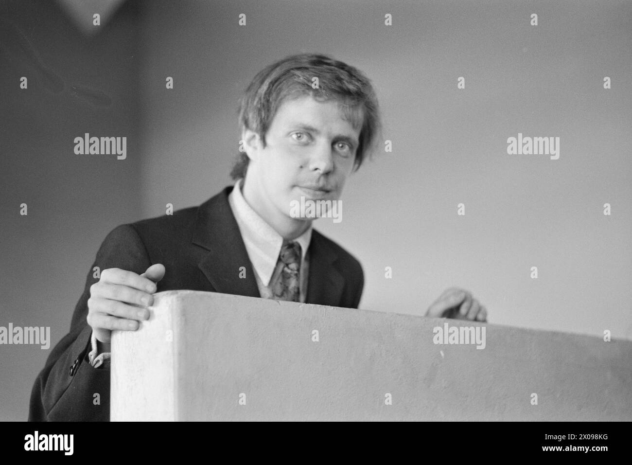 Aktuell 19 - 3 - 1973: Kneblet bak mureneVerden bak murene er hard og ...
