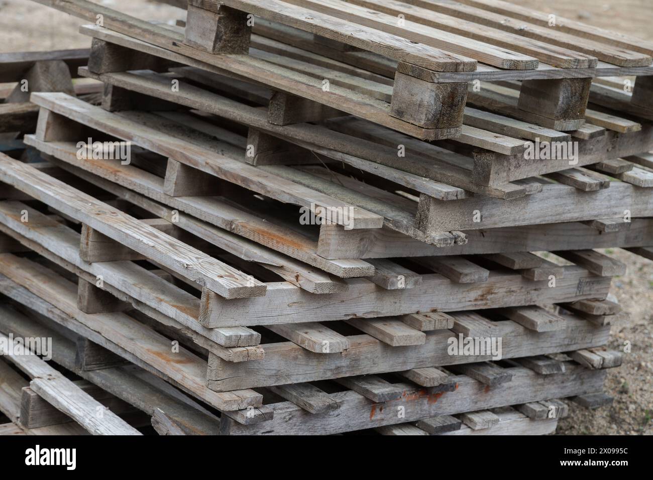 Old pallet hi-res stock photography and images - Alamy