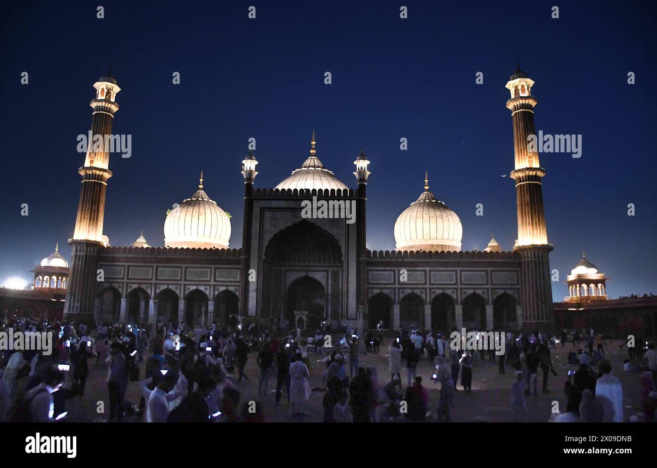 NEW DELHI, INDIA - APRIL 10: Muslim Devotees break their fast (Roza ...