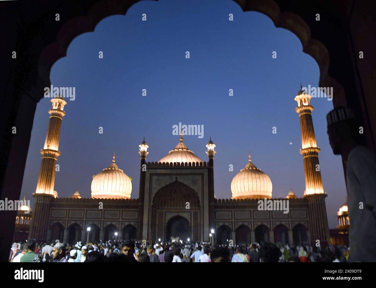 NEW DELHI, INDIA - APRIL 10: Muslim Devotees break their fast (Roza ...