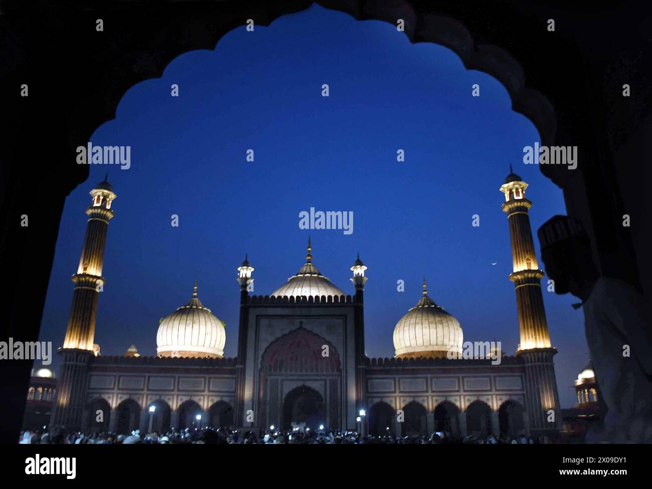 NEW DELHI, INDIA - APRIL 10: Muslim Devotees break their fast (Roza ...
