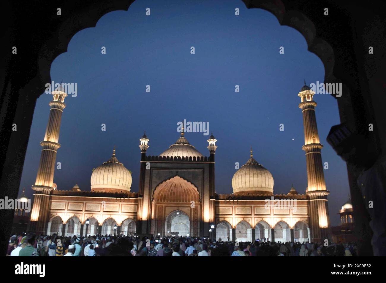 NEW DELHI, INDIA - APRIL 10: Muslim Devotees break their fast (Roza ...