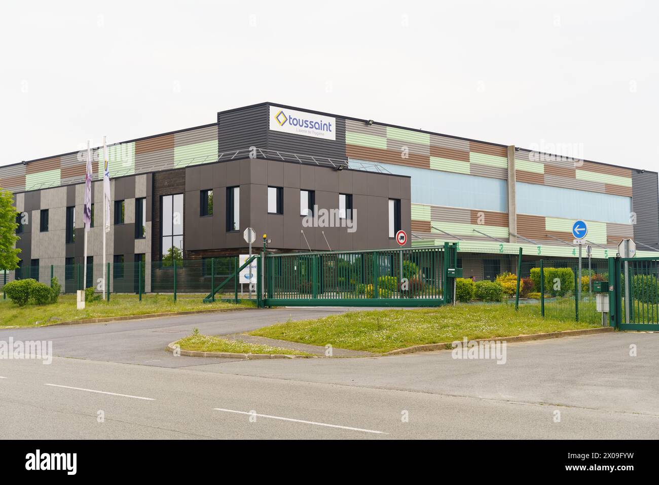 Two story office building hi-res stock photography and images - Alamy