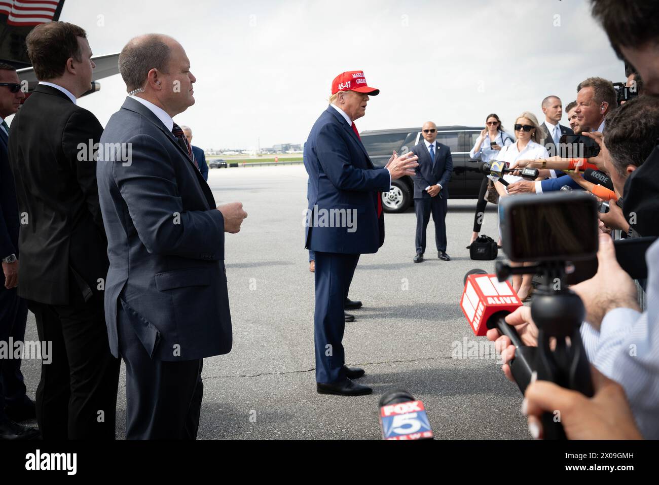 Atlanta, Georgia, USA. 10th Apr, 2024. Wearing his signature red ...