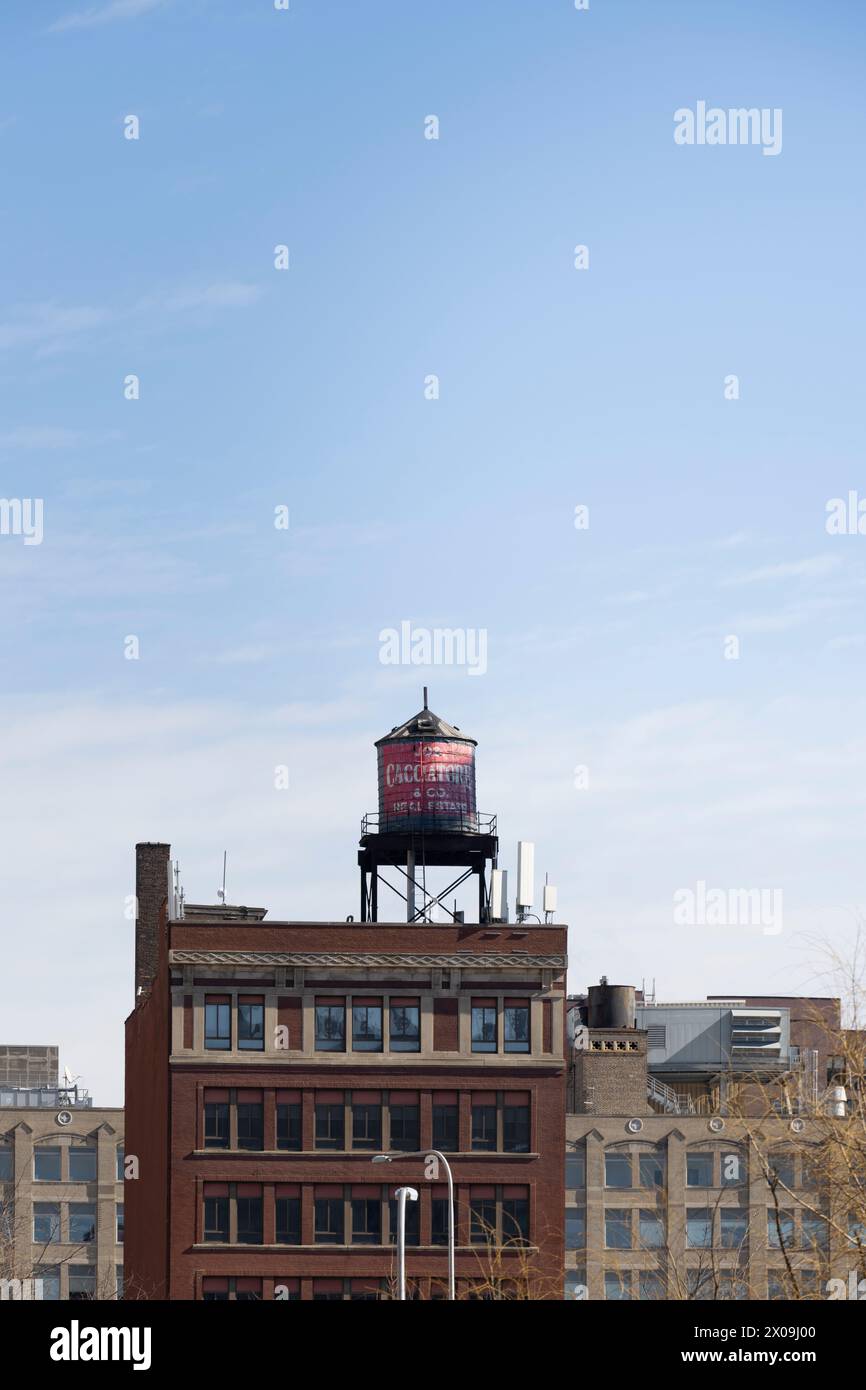 Chicago riverwalk river trump tower hi-res stock photography and images ...
