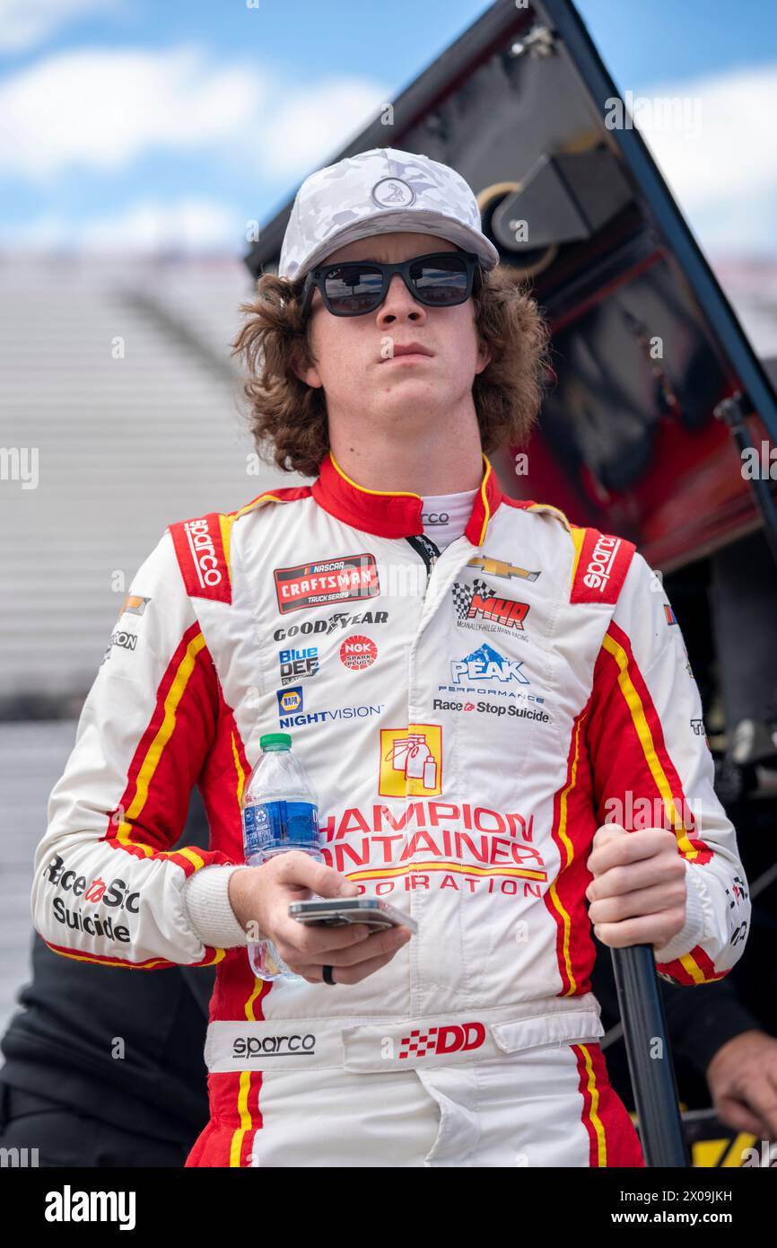 Daniel Dye gets ready to practice for the Long John Silver's 200 in ...
