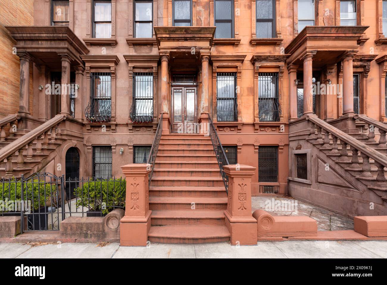 Harlem Brownstones with stoop steps in Harlem (Mount Morris Park ...