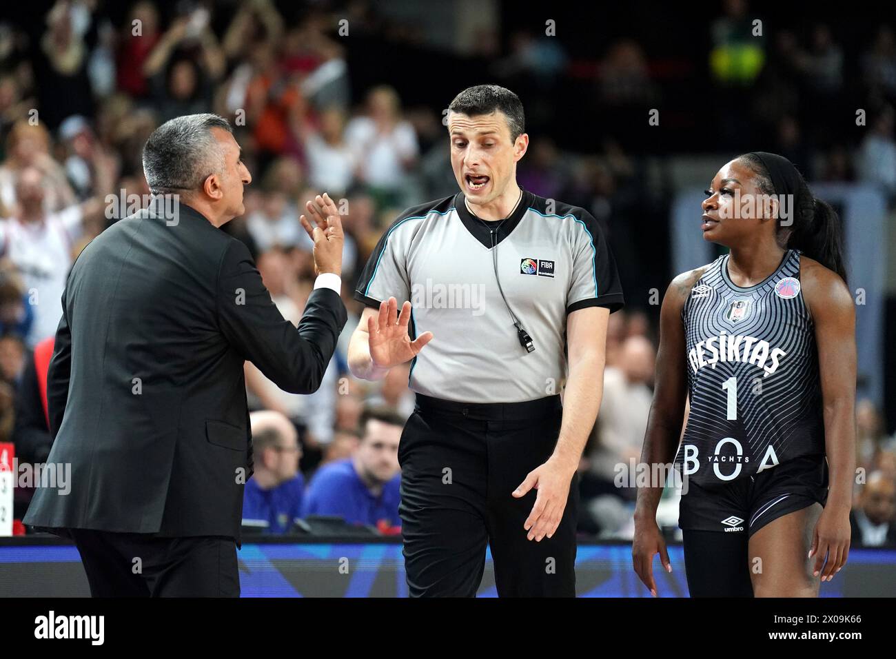 Basketball coach referee hi-res stock photography and images - Alamy