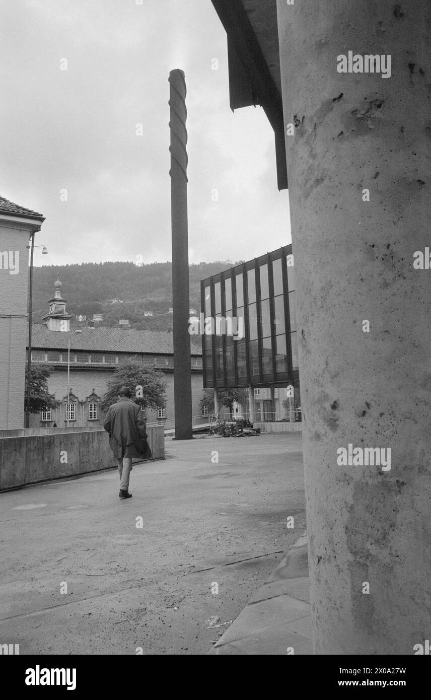 Aktuell 38-6-1973 : SkandalebyggetDet private initiativ i Bergen har reist et gigantbygg til 60 ...