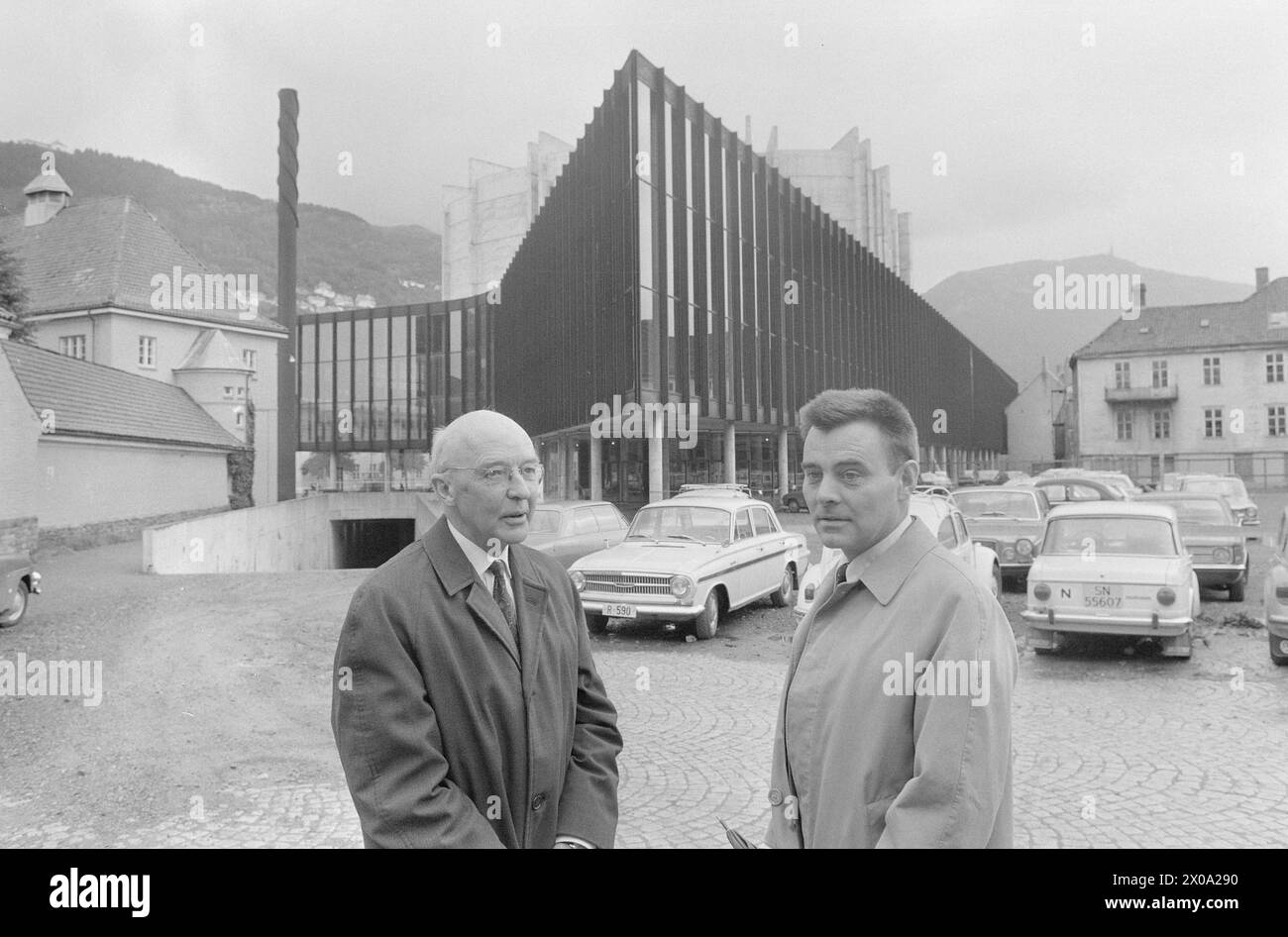 Aktuell 38-6-1973 : SkandalebyggetDet private initiativ i Bergen har reist et gigantbygg til 60 ...