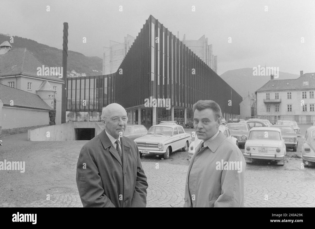 Aktuell 38-6-1973 : SkandalebyggetDet private initiativ i Bergen har reist et gigantbygg til 60 ...