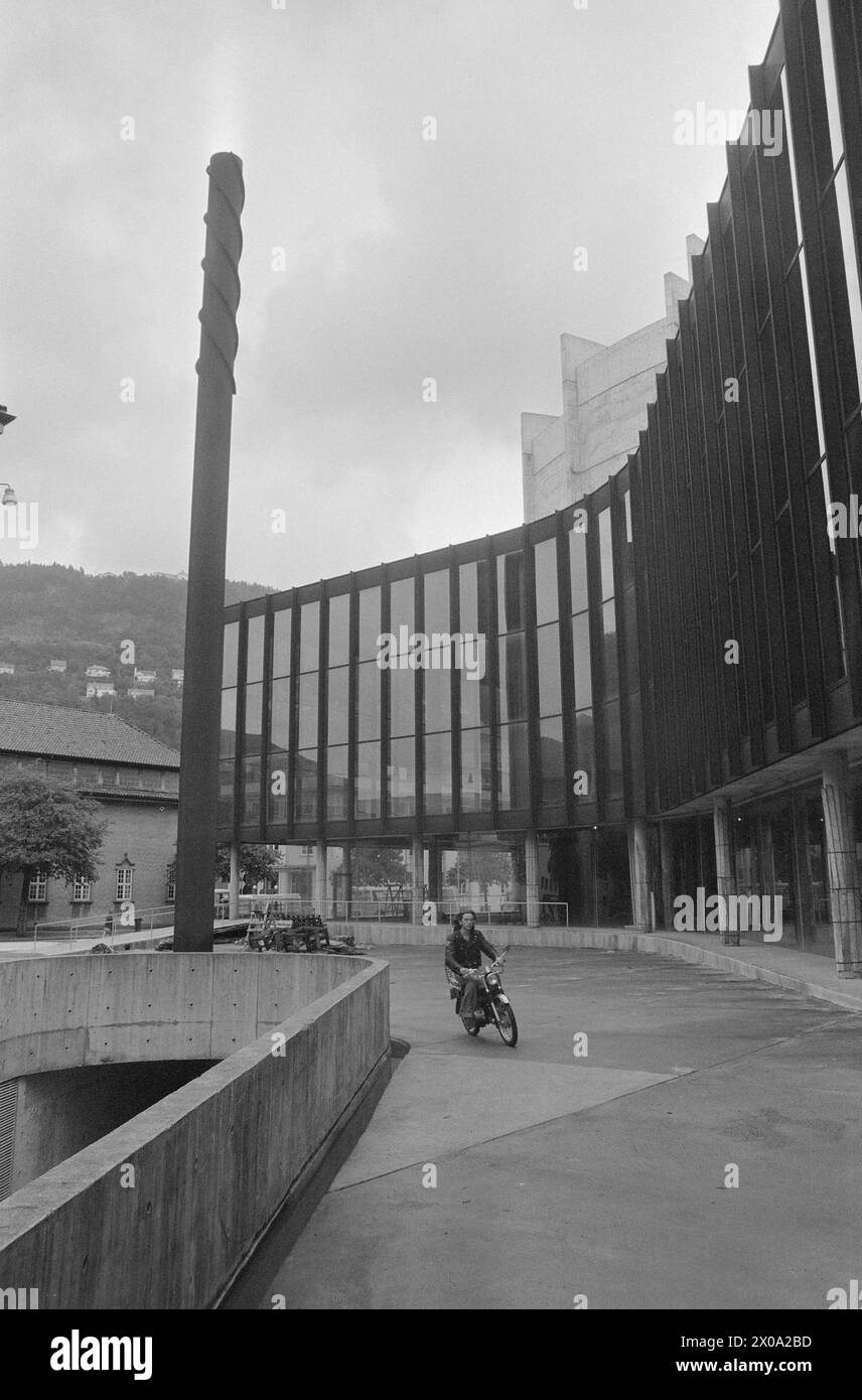 Aktuell 38-6-1973 : SkandalebyggetDet private initiativ i Bergen har reist et gigantbygg til 60 ...