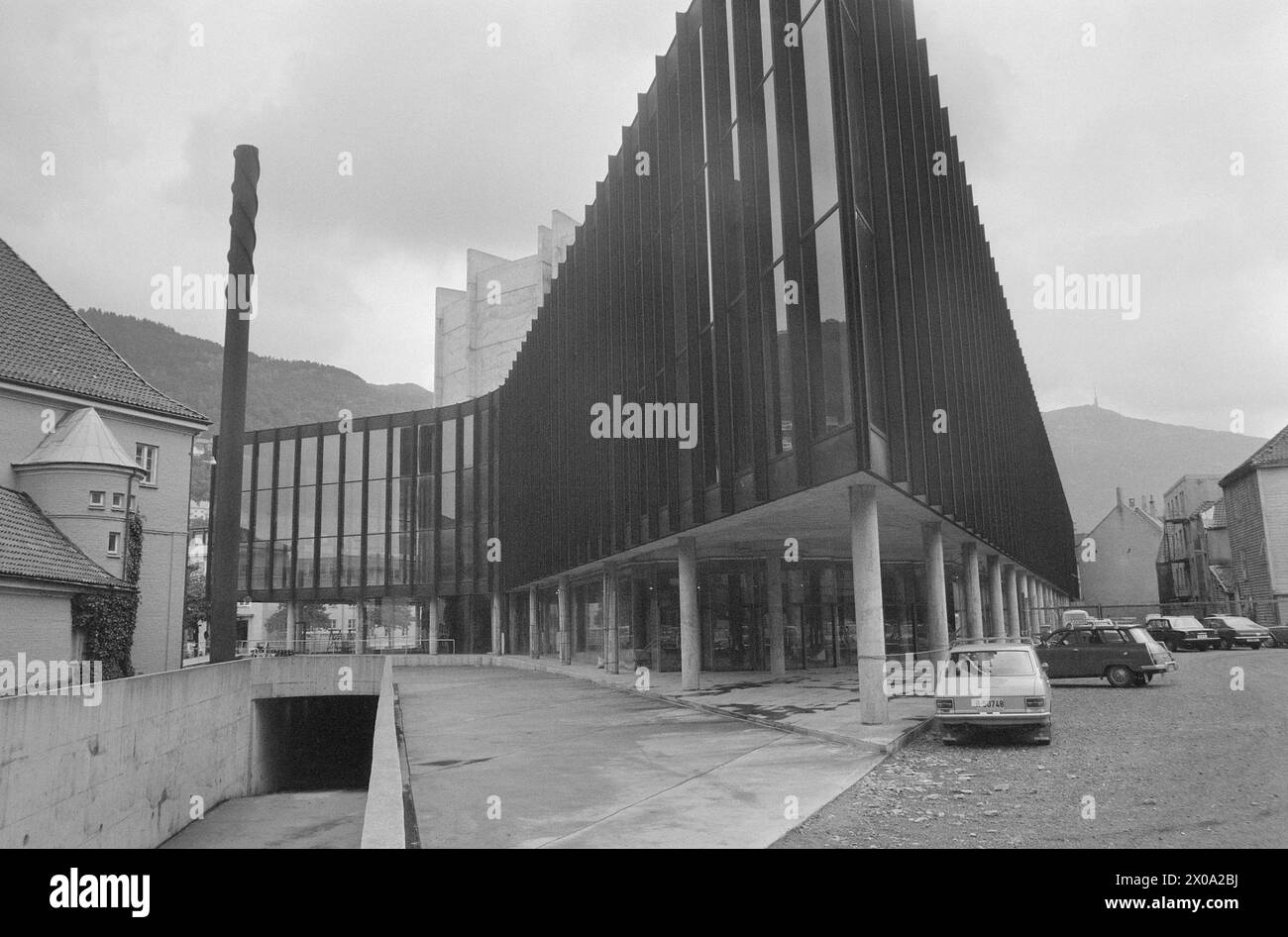 Aktuell 38-6-1973 : SkandalebyggetDet private initiativ i Bergen har reist et gigantbygg til 60 ...