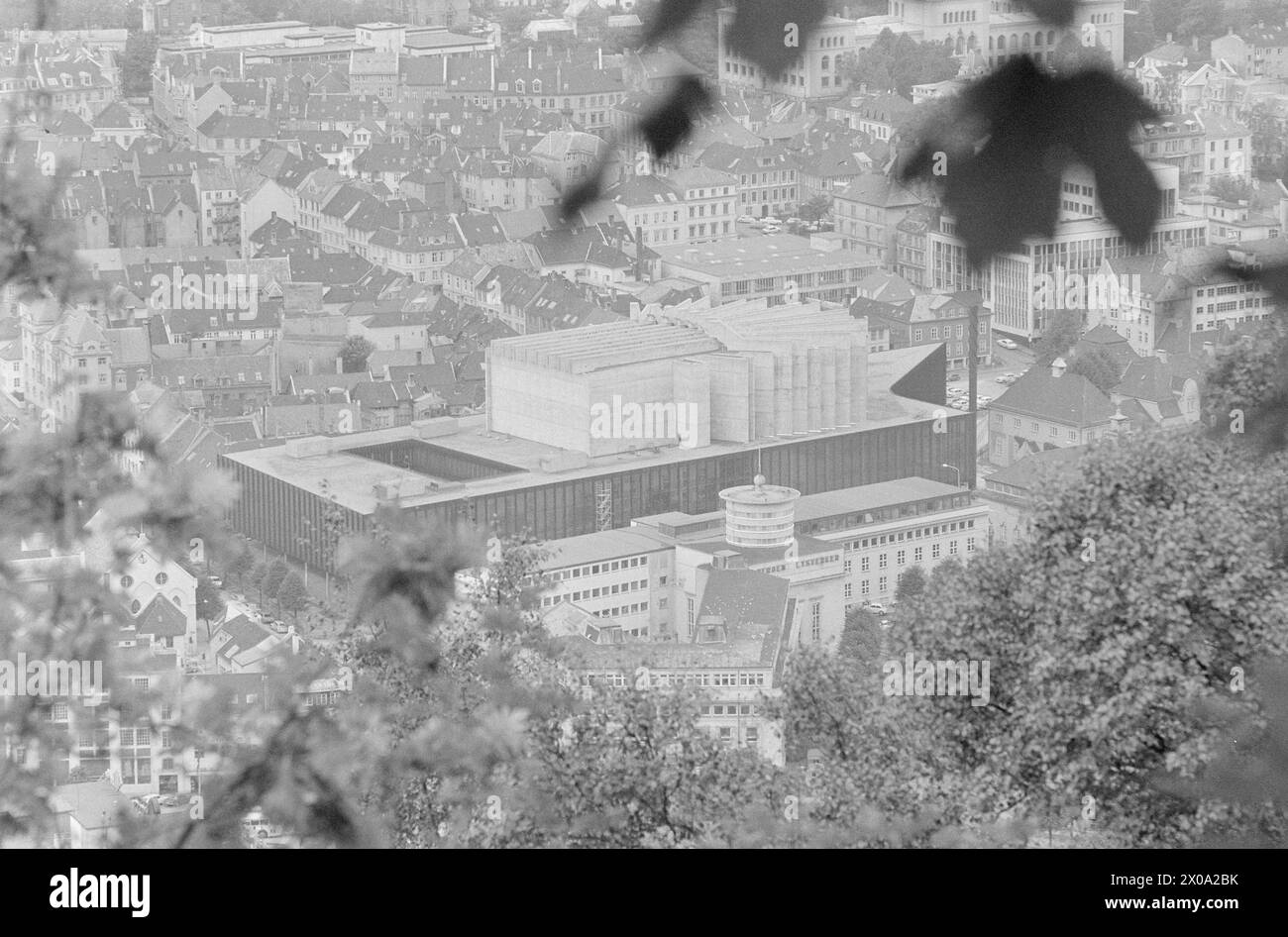 Aktuell 38-6-1973 : SkandalebyggetDet private initiativ i Bergen har reist et gigantbygg til 60 ...