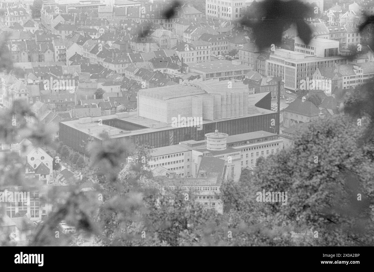 Aktuell 38-6-1973 : SkandalebyggetDet private initiativ i Bergen har reist et gigantbygg til 60 ...