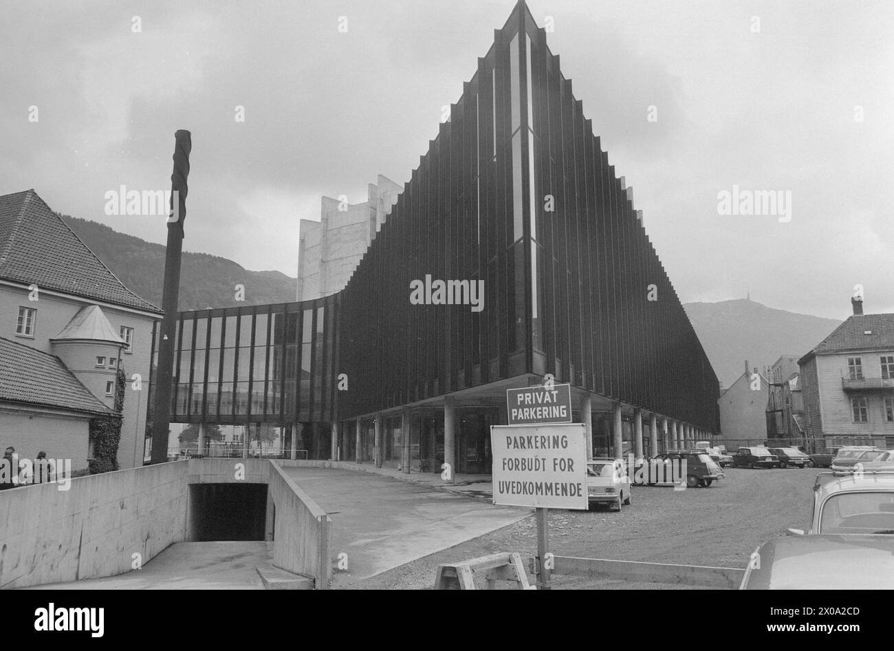 Aktuell 38-6-1973 : SkandalebyggetDet private initiativ i Bergen har reist et gigantbygg til 60 ...