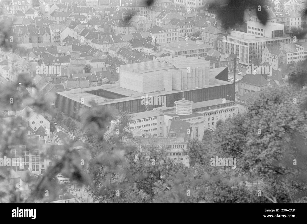 Aktuell 38-6-1973 : SkandalebyggetDet private initiativ i Bergen har reist et gigantbygg til 60 ...