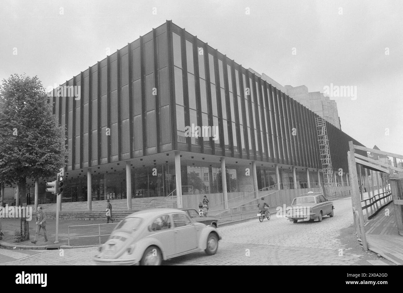 Aktuell 38-6-1973 : SkandalebyggetDet private initiativ i Bergen har reist et gigantbygg til 60 ...