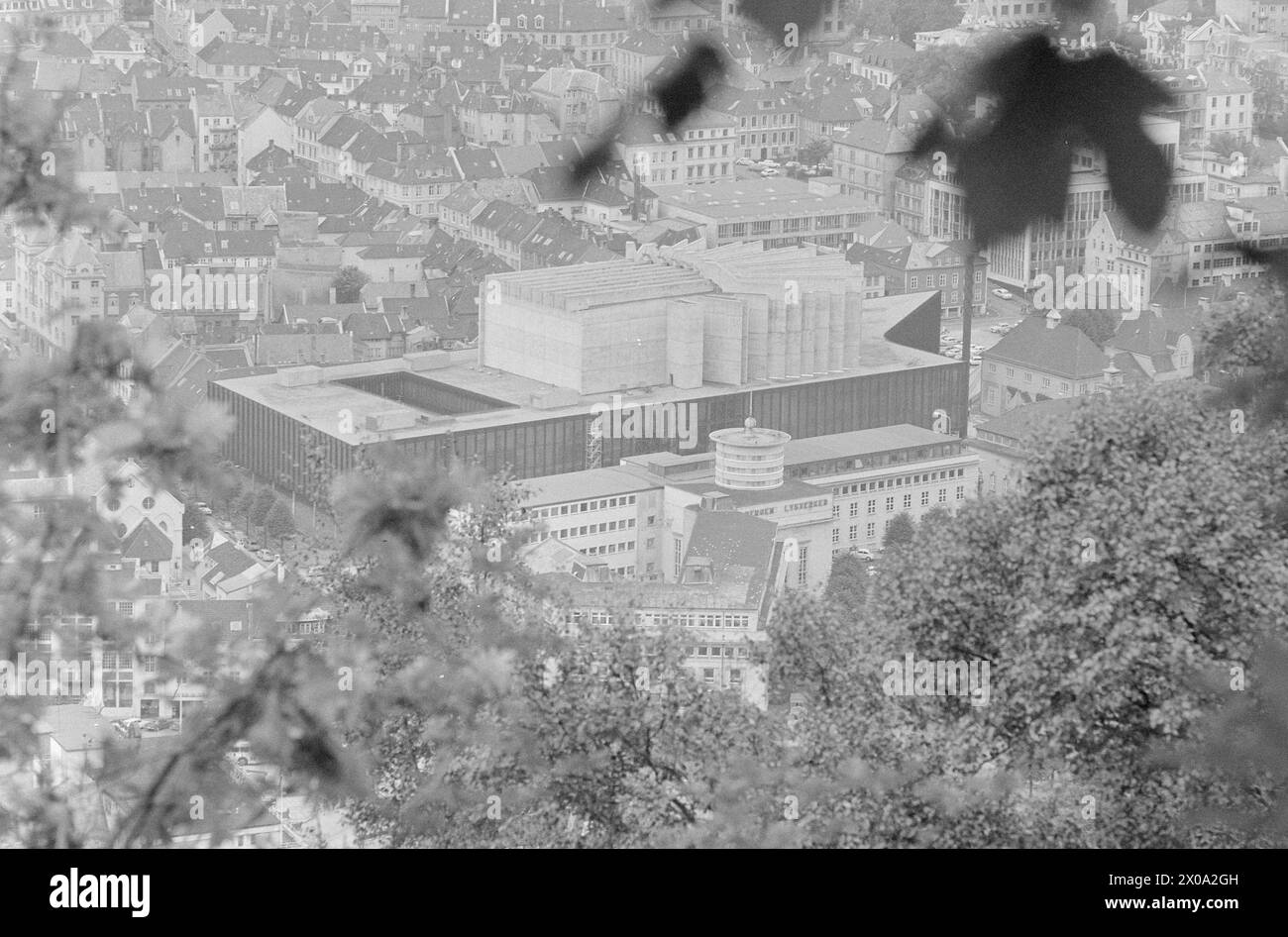 Aktuell 38-6-1973 : SkandalebyggetDet private initiativ i Bergen har reist et gigantbygg til 60 ...