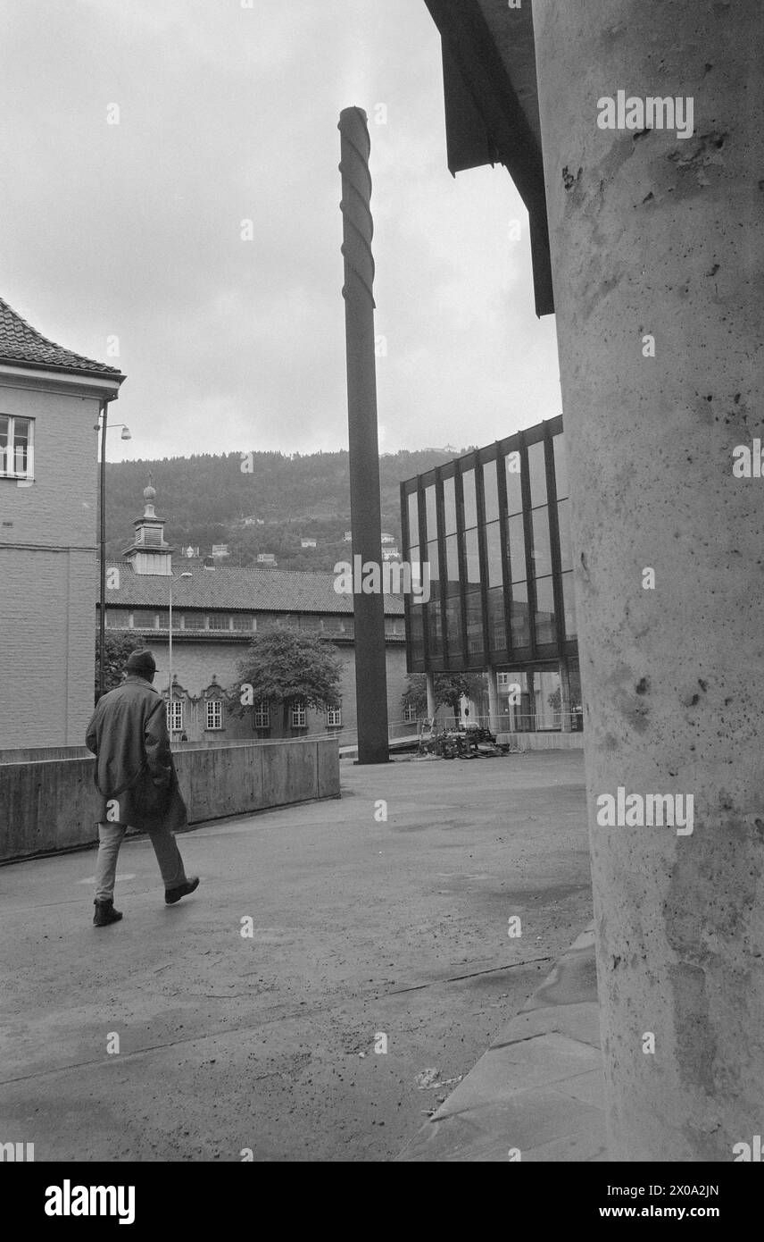 Aktuell 38-6-1973 : SkandalebyggetDet private initiativ i Bergen har reist et gigantbygg til 60 ...