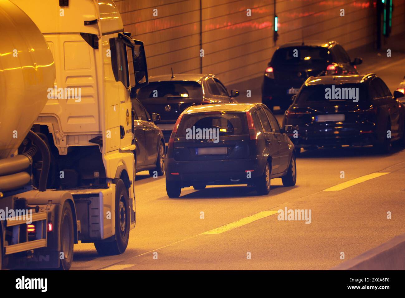 Tunnel unter der erde hi-res stock photography and images - Alamy