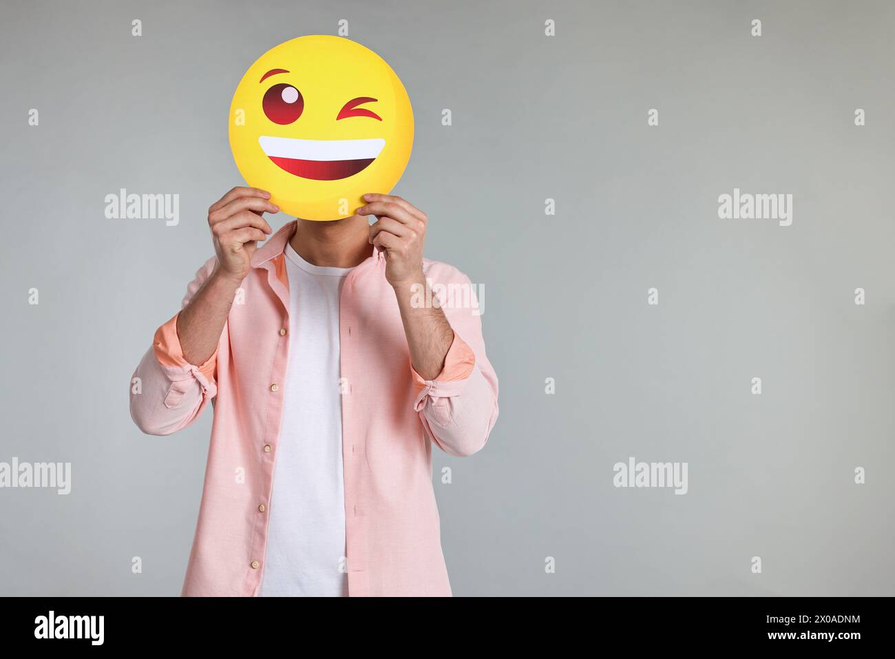 Winking emoji emoticon smiley hi-res stock photography and images - Alamy