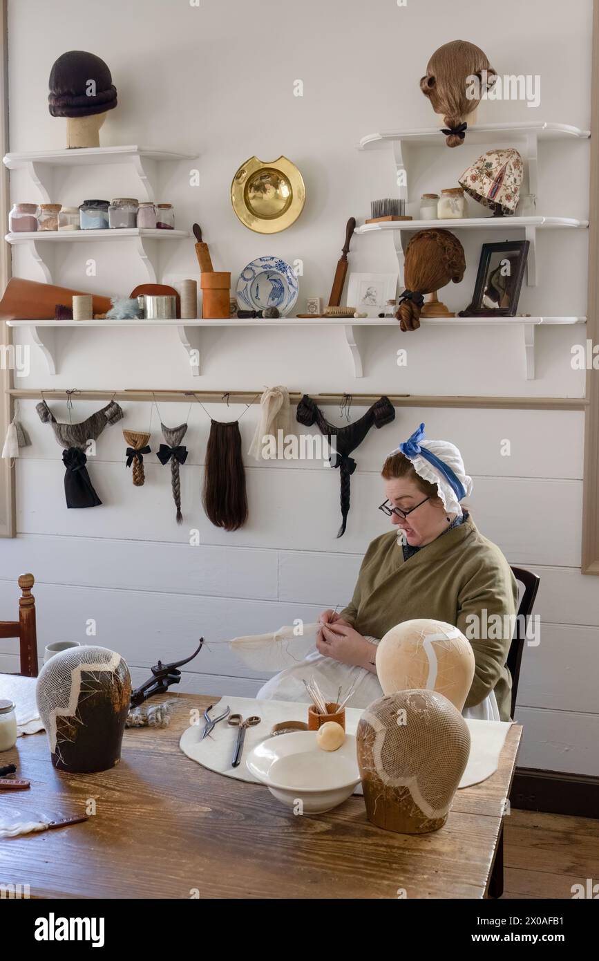 Williamsburg colonial woman hi-res stock photography and images - Alamy