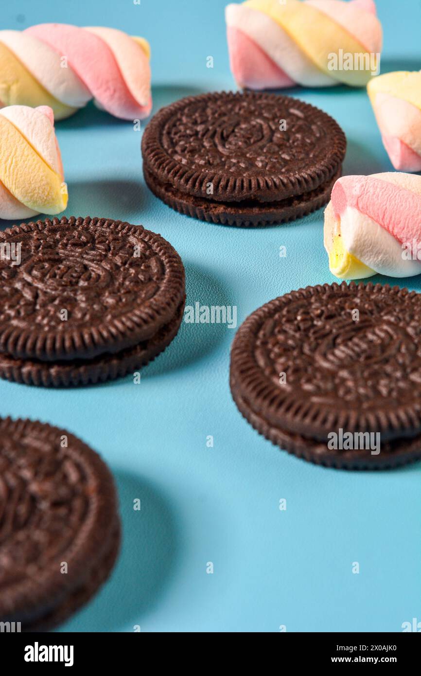 2 Mei 2023, Oreo, marshmallow, permen dengan latar belakang biru ...