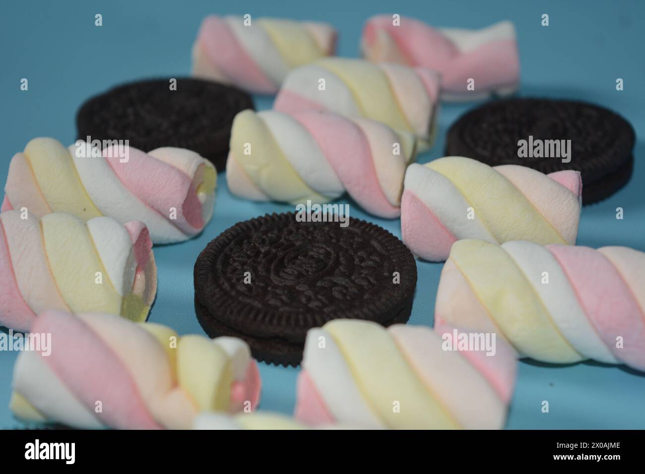 2 Mei 2023, Oreo, marshmallow, permen dengan latar belakang biru ...