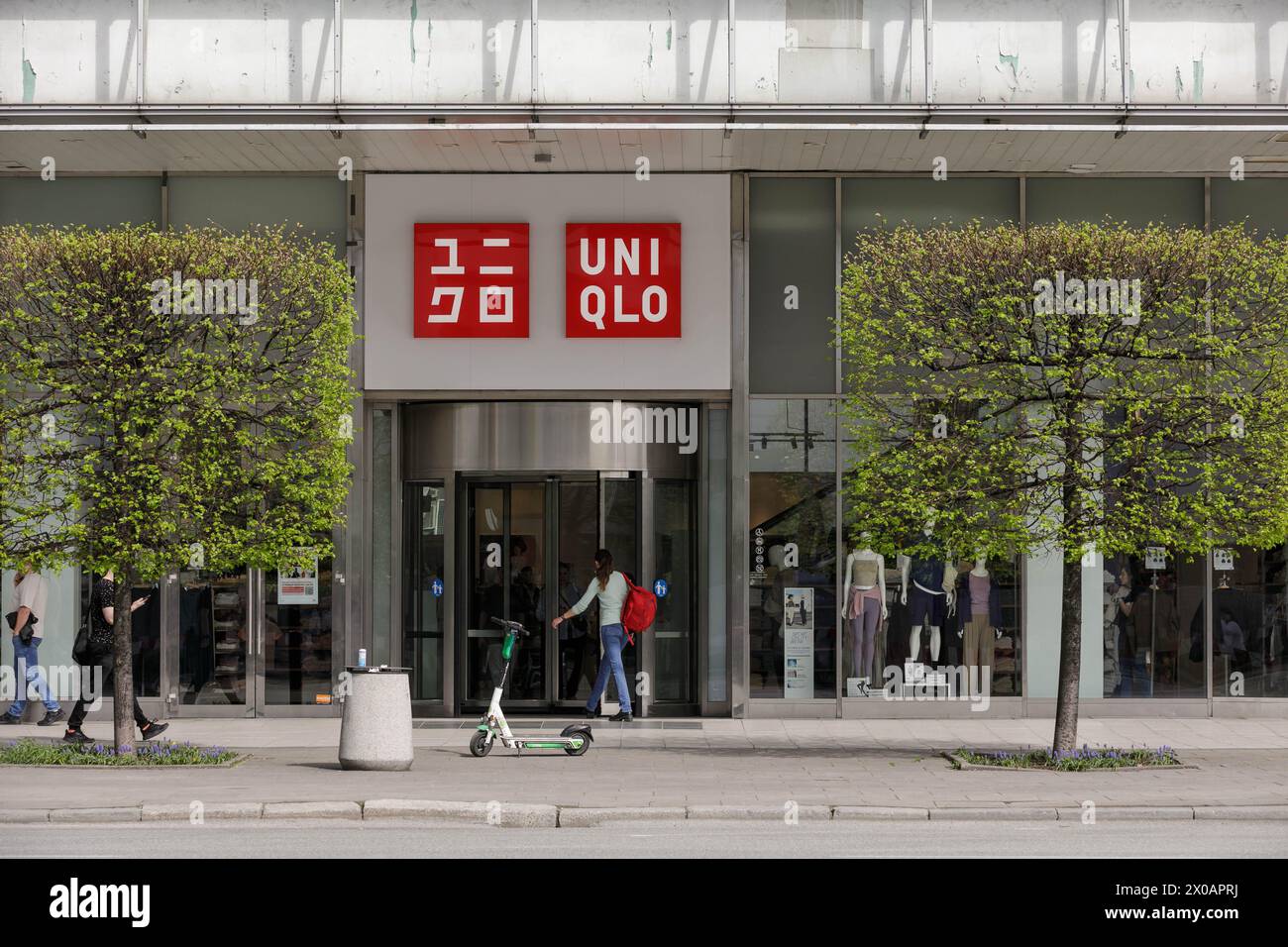 Uniqlo logos hi-res stock photography and images - Alamy