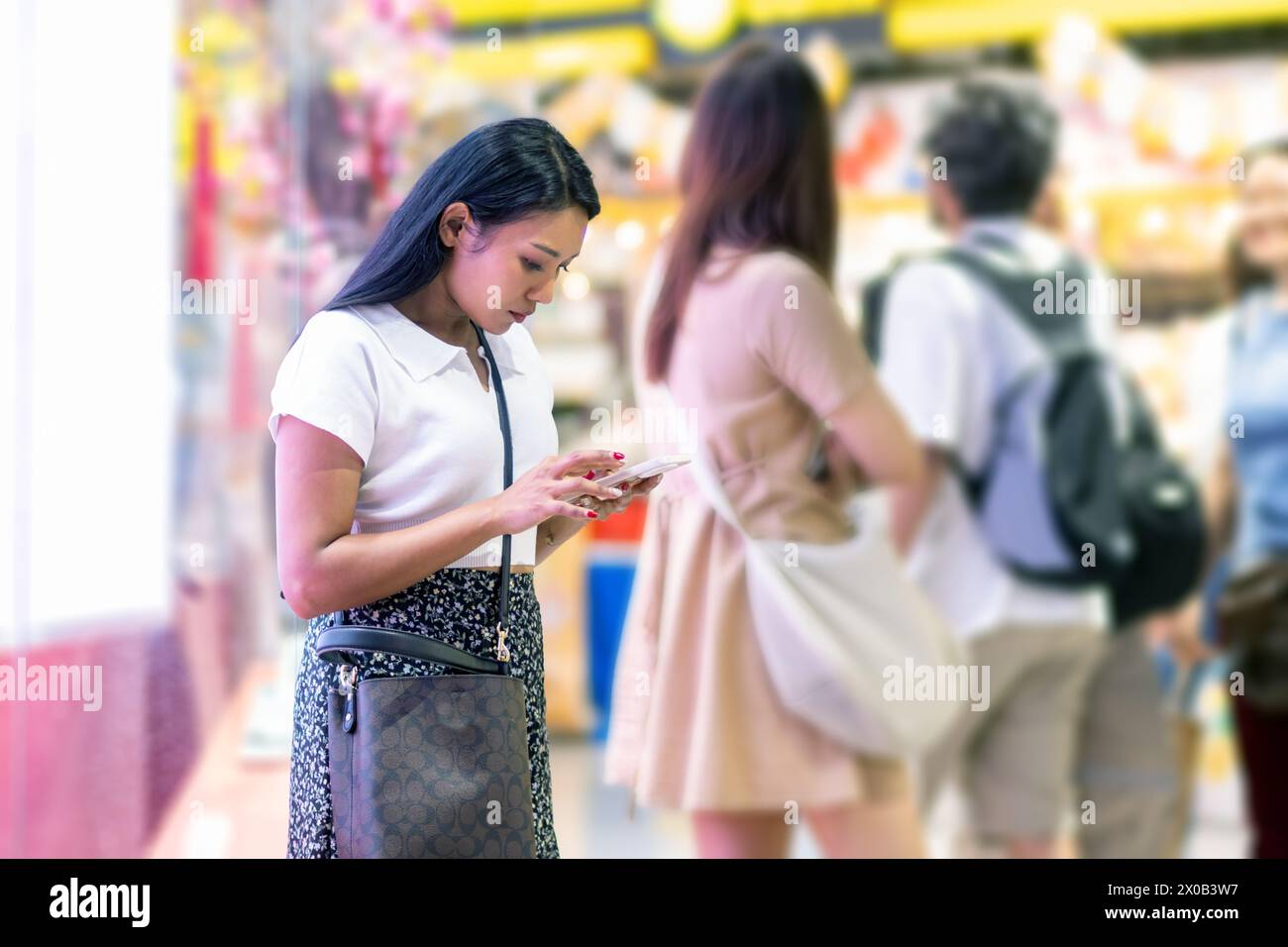 Woman smartphone crowd hi-res stock photography and images - Alamy