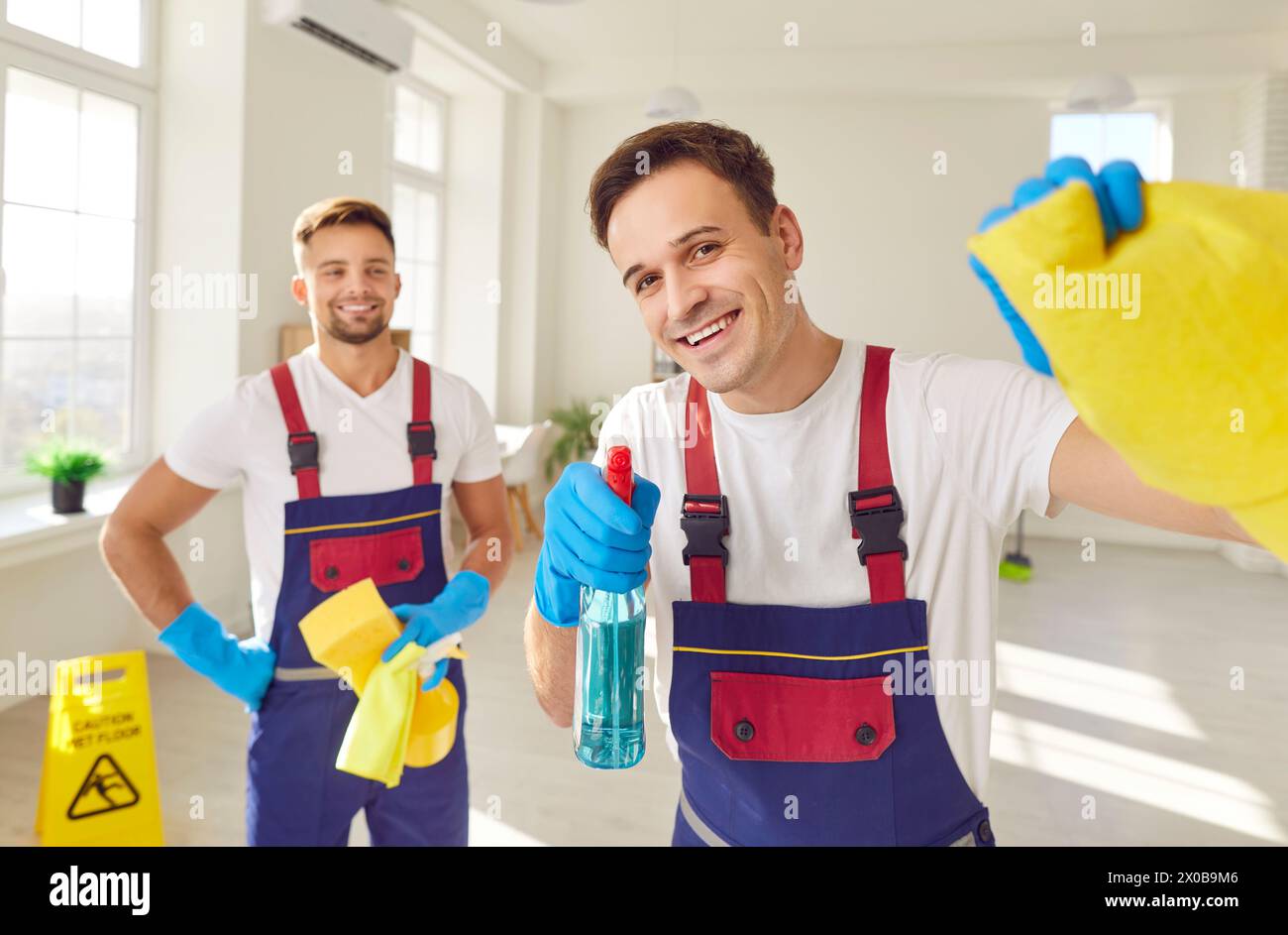 Two uniformed men hi-res stock photography and images - Alamy