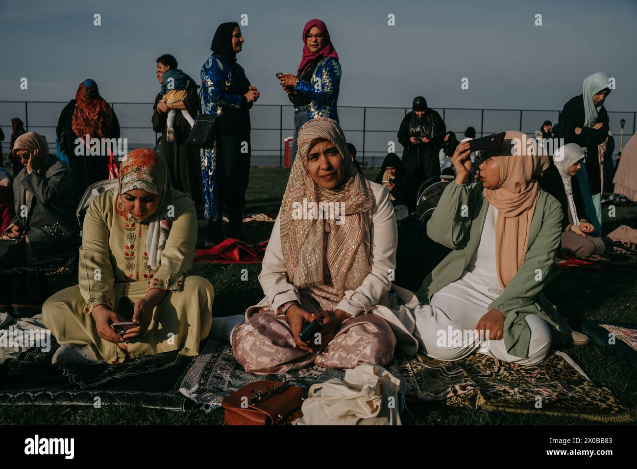 New York, USA. 13th Jan, 2018. Thousands of Muslim worshippers gather ...