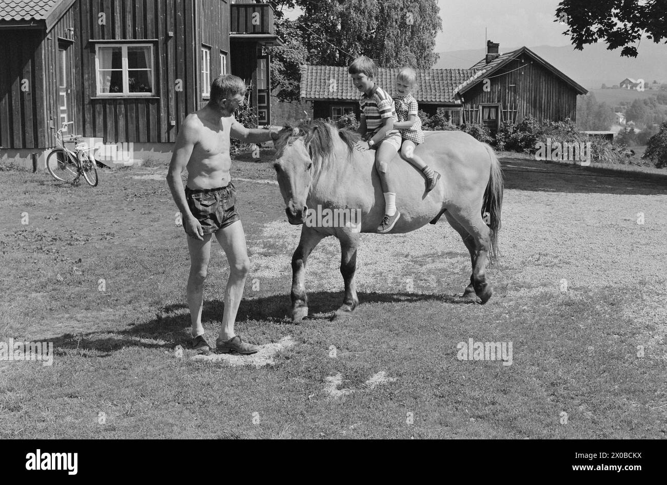Aktuell 28-5-1973 : Gøy på landetFerie på landet er ikke noe nytt her i ...